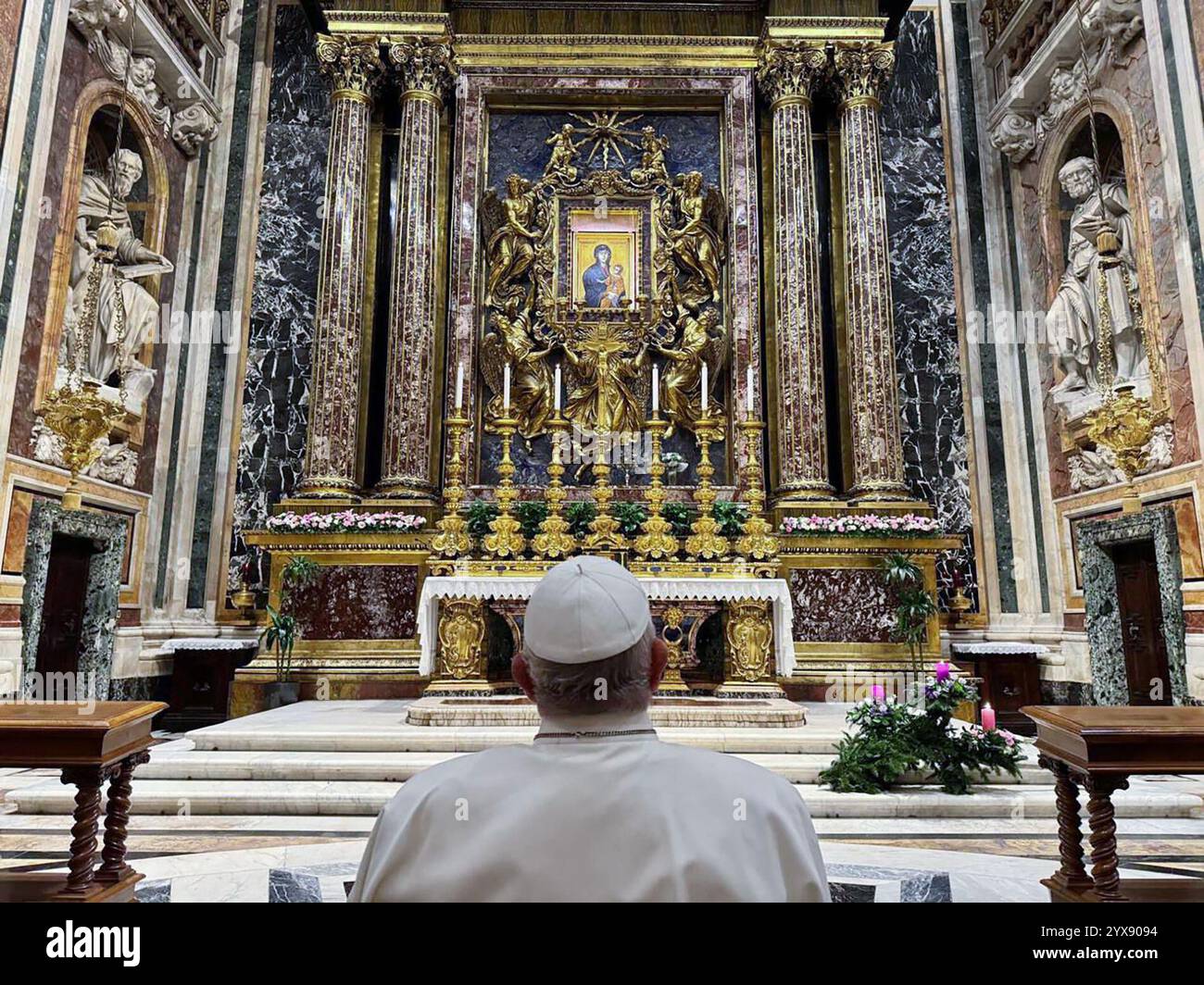 Pope Francis prays before the icon of Maria Salus Populi Romani during ...