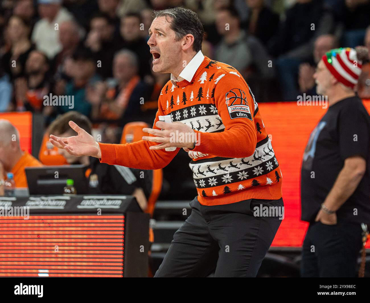 Ty Harrelson, Headcoach (Ratiopharm Ulm) gibt lautstark Anweisungen ...