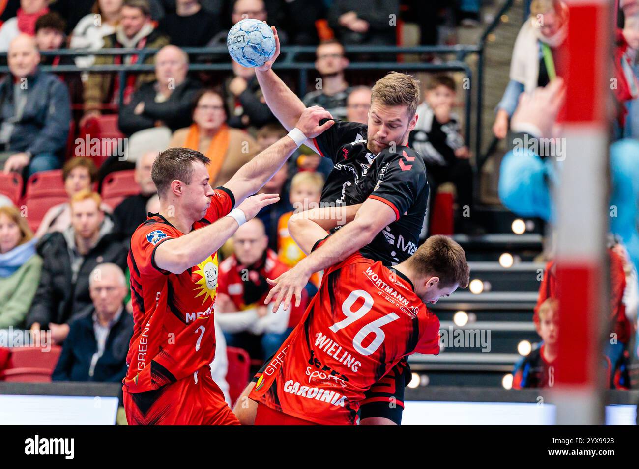 v.l. Jo Gerrit Genz (TuS N-Luebbecke, #02), Julius Meyer-Siebert (ASV ...