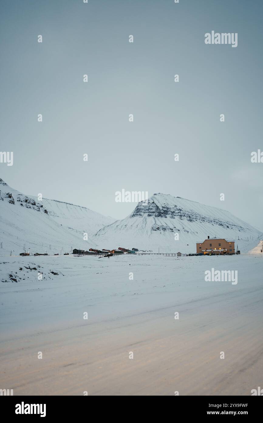 Nybyen in snowy valley below Sarkofagen in Longyearbyen, Svalbard Stock ...