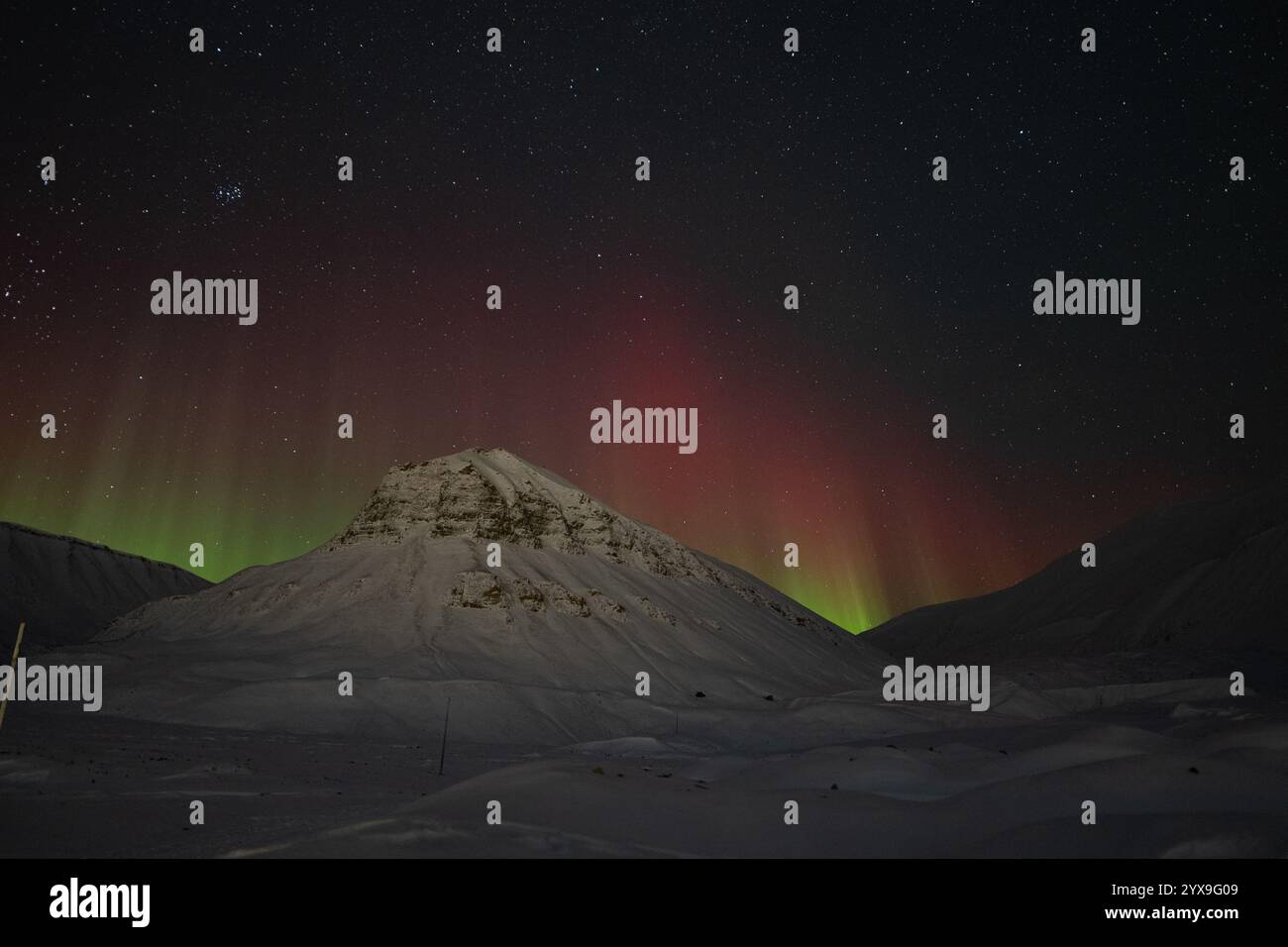 Aurora borealis behind Sarkofagen mountain in Longyearbyen, Svalbard ...