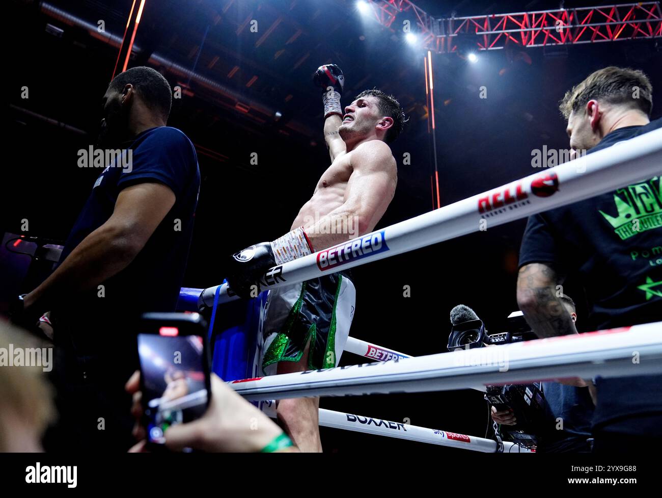 Lee Cutler celebrates winning the WBC International Silver Super ...