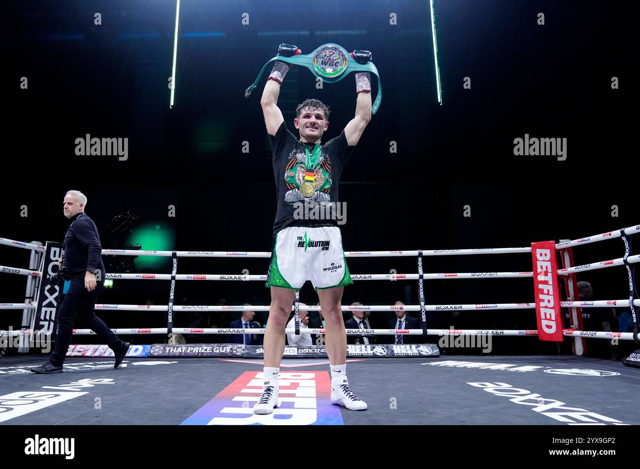 Lee Cutler celebrates winning the WBC International Silver Super ...