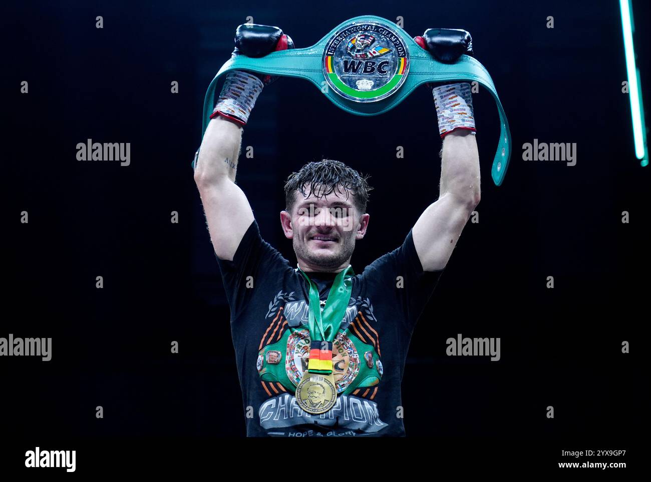 Lee Cutler celebrates winning the WBC International Silver Super ...