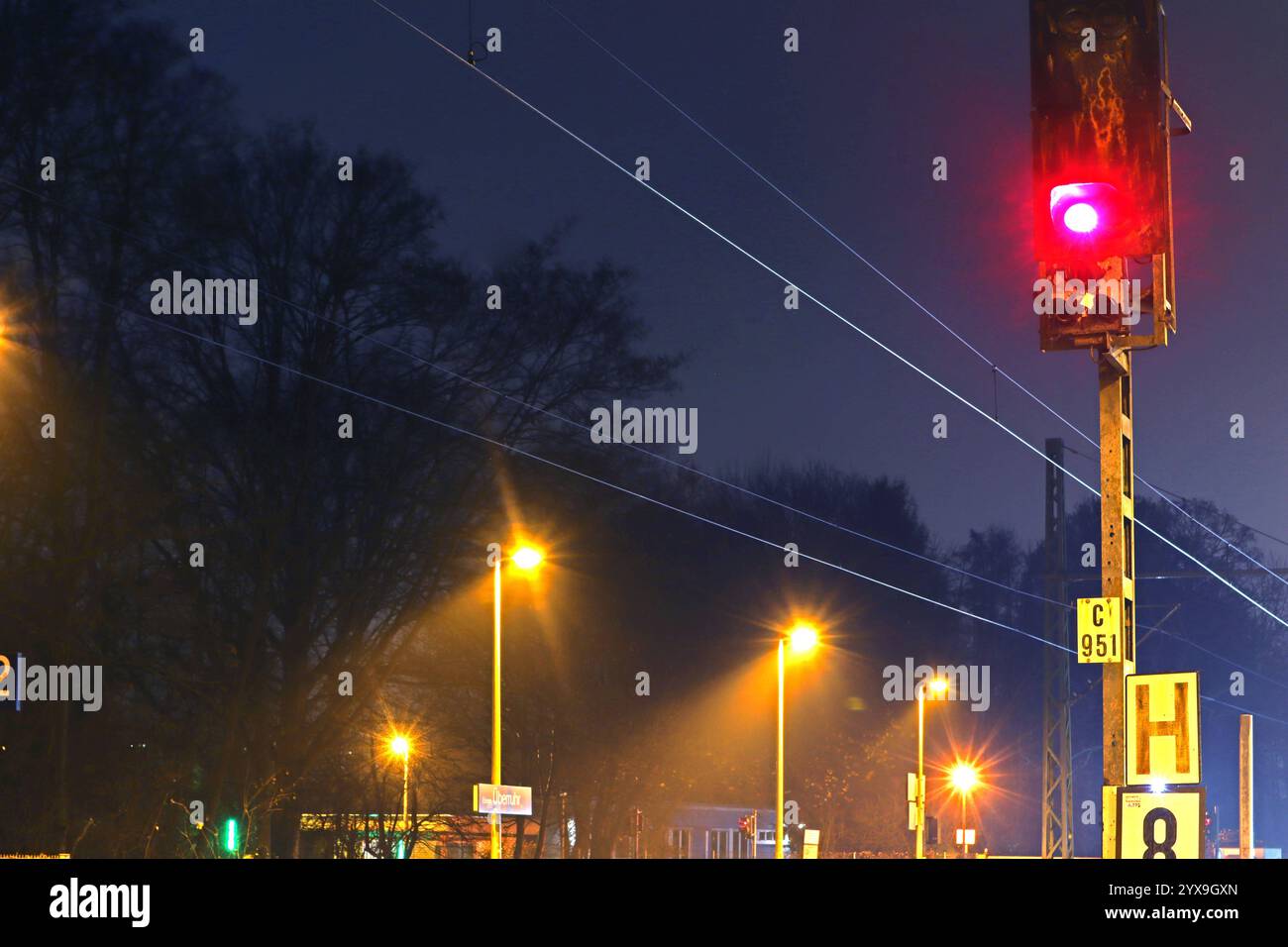 Signale bei der Eisenbahn Ein Halt zeigendes Signal mit roten Lampen ...
