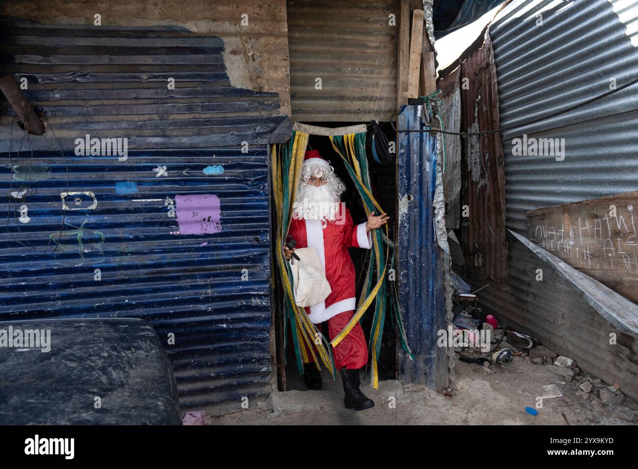 Cinthia Falcon, leaves the house where she dressed as Santa Claus to ...