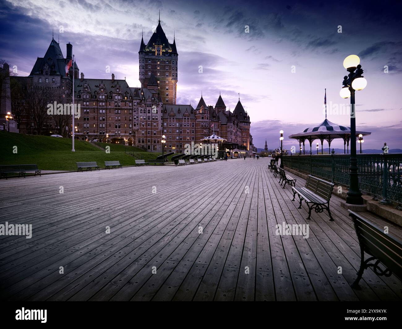 Boardwalk of Dufferin terrace and the Fairmont Le Château Frontenac ...