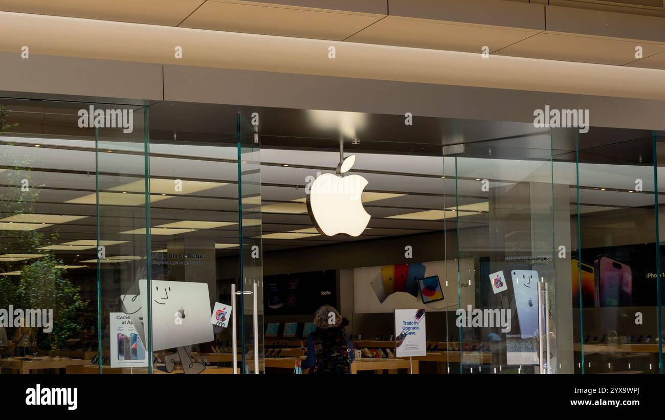 Apple store signage hi-res stock photography and images - Alamy
