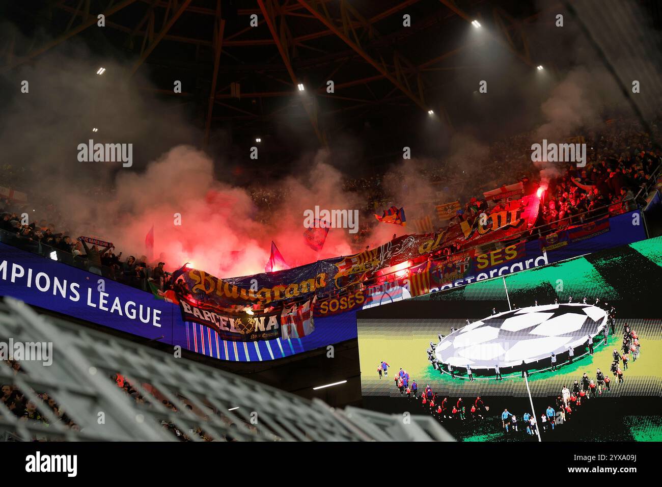 Pyro bengalos hi-res stock photography and images - Alamy