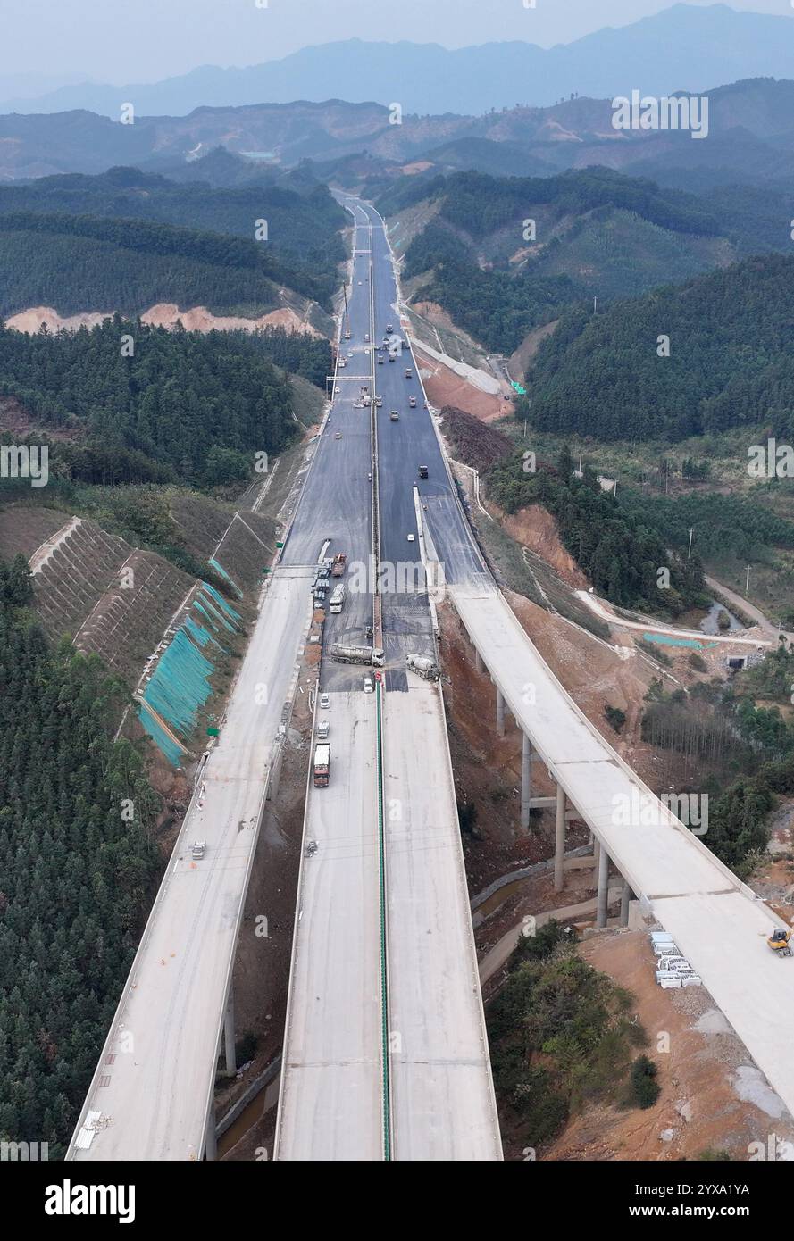 Workers work on the first phase of the Rongan-Congjiang Expressway ...