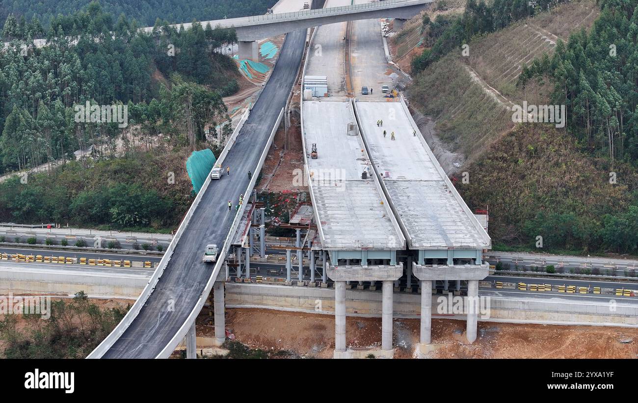 Workers work on the first phase of the Rongan-Congjiang Expressway ...