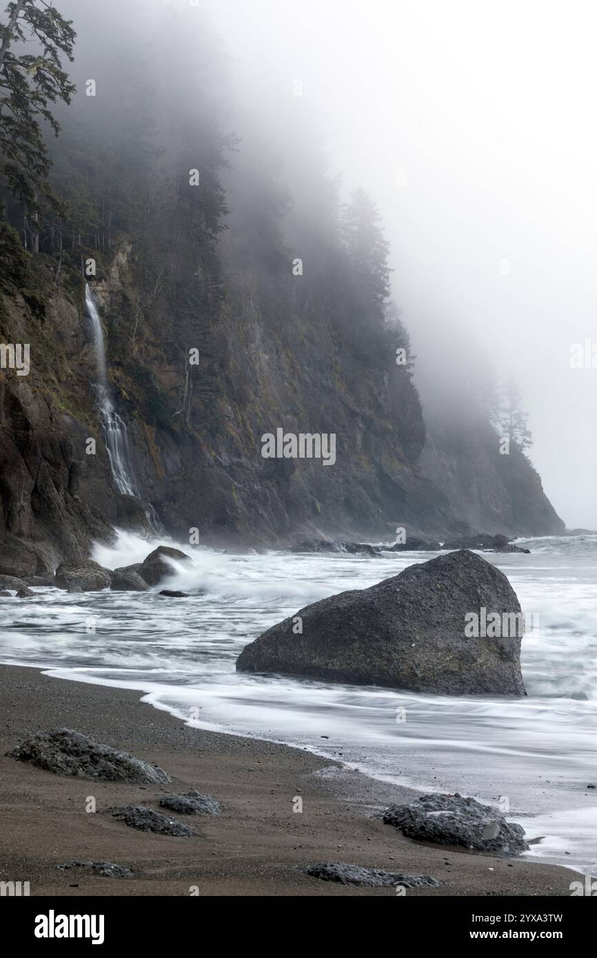 WA26293-00......WASHINGTON - Taylor Point Waterfall on Third Beach ...