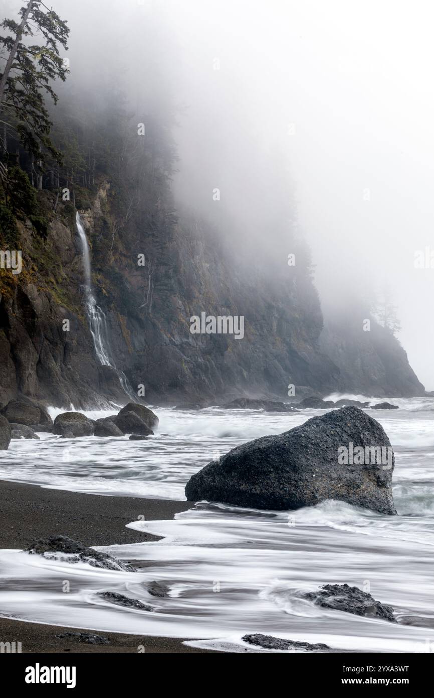 WA26294-00......WASHINGTON - Taylor Point Waterfall on Third Beach ...