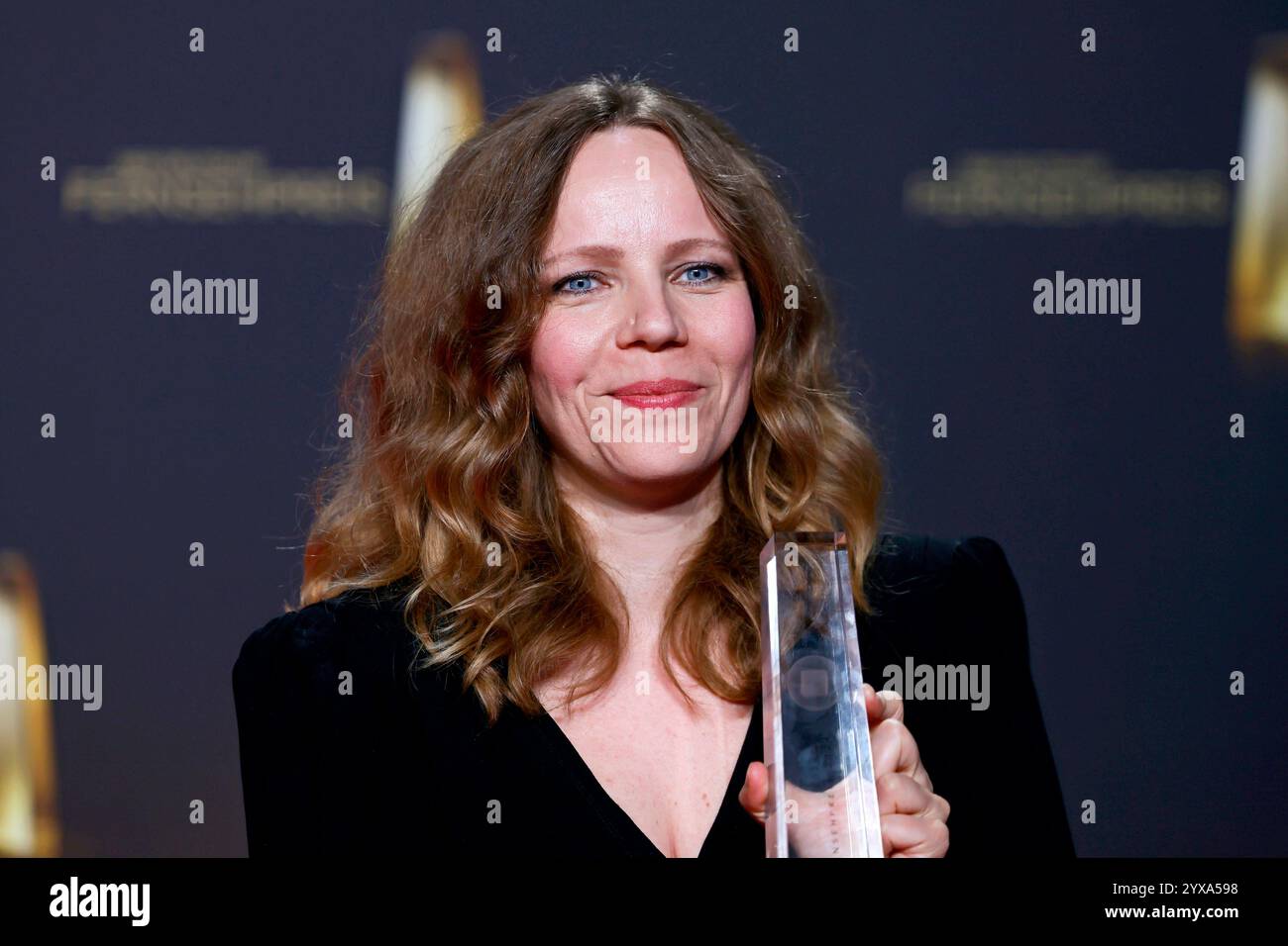 Komikerin Sarah Bosetti als Preisträgerin auf dem Red Carpet beim ...