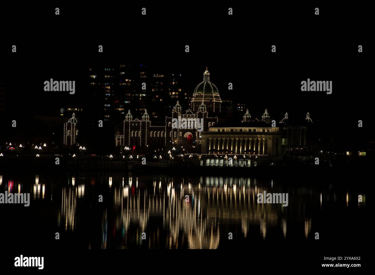 Provincial legislative assembly building at night in Victoria, British ...