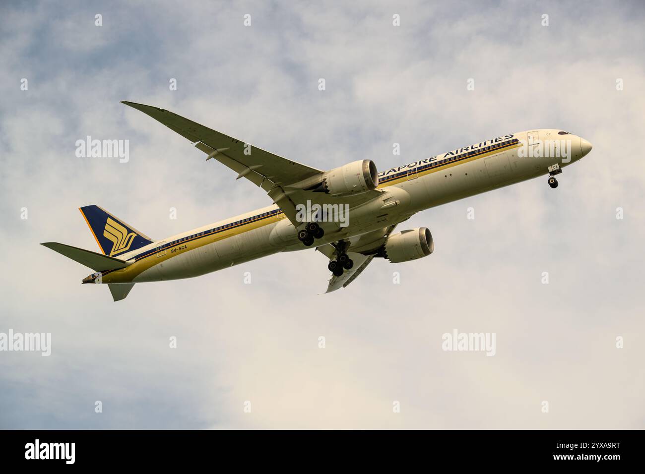 Singapore Airlines, Boeing 787-10 Dreamliner, 9V-SCA on Final Approach ...