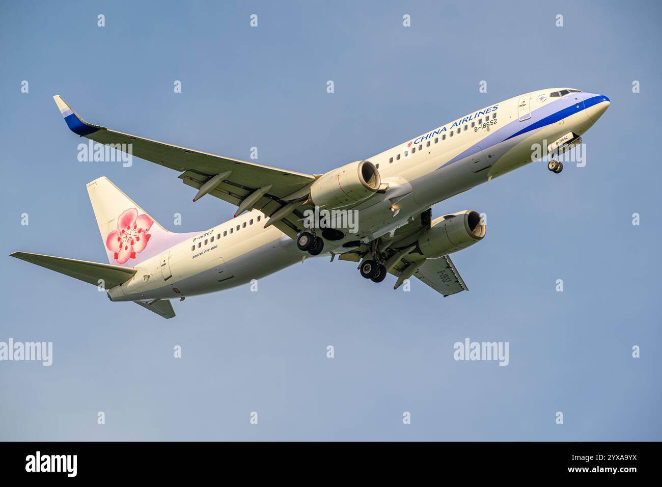 China Airlines, Boeing 737-800, B-18652 on Final Approach to Singapore ...