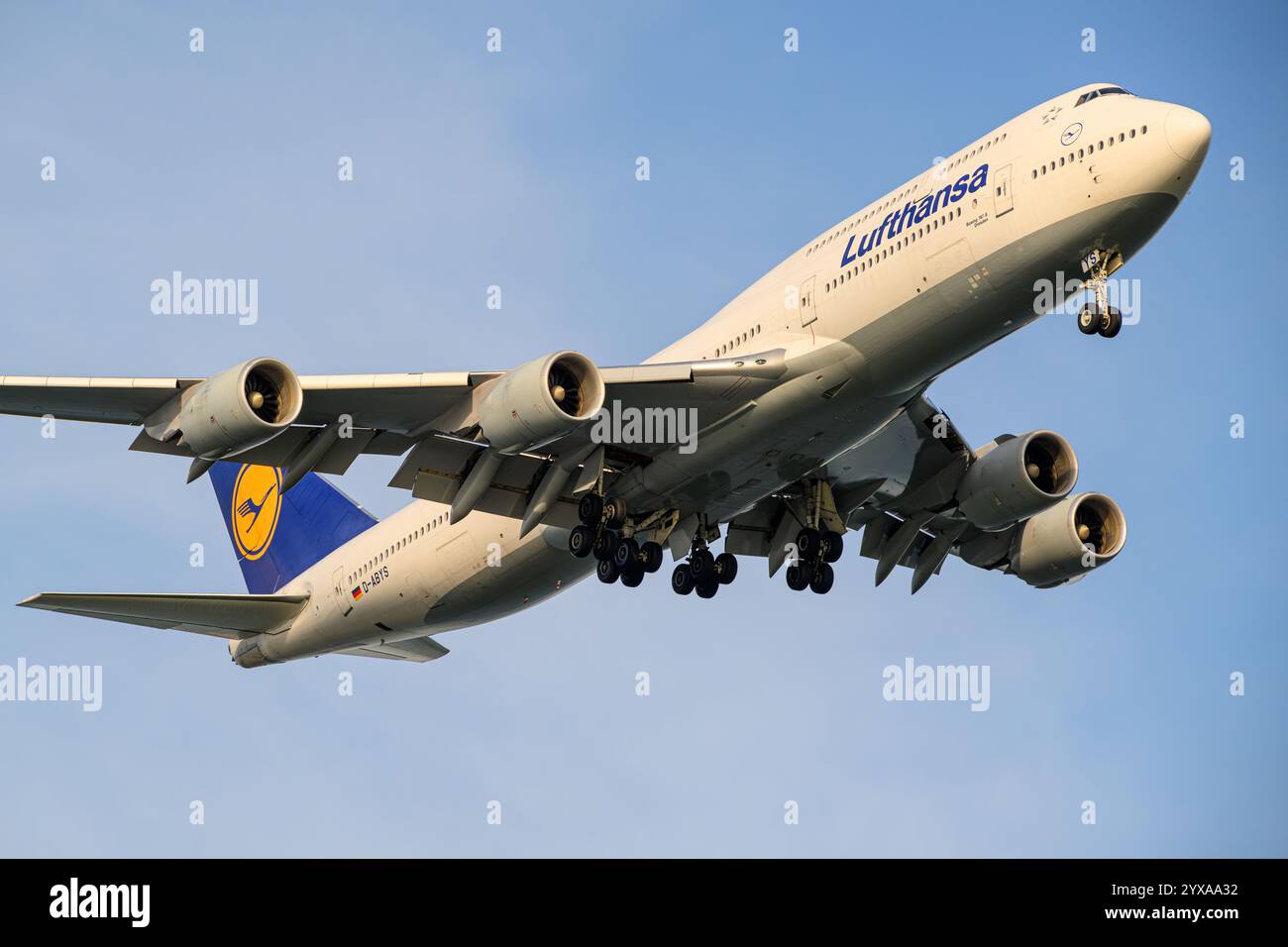 Lufthansa, Boeing 747-8,D-ABYS on Final Approach to Singapore Changi ...