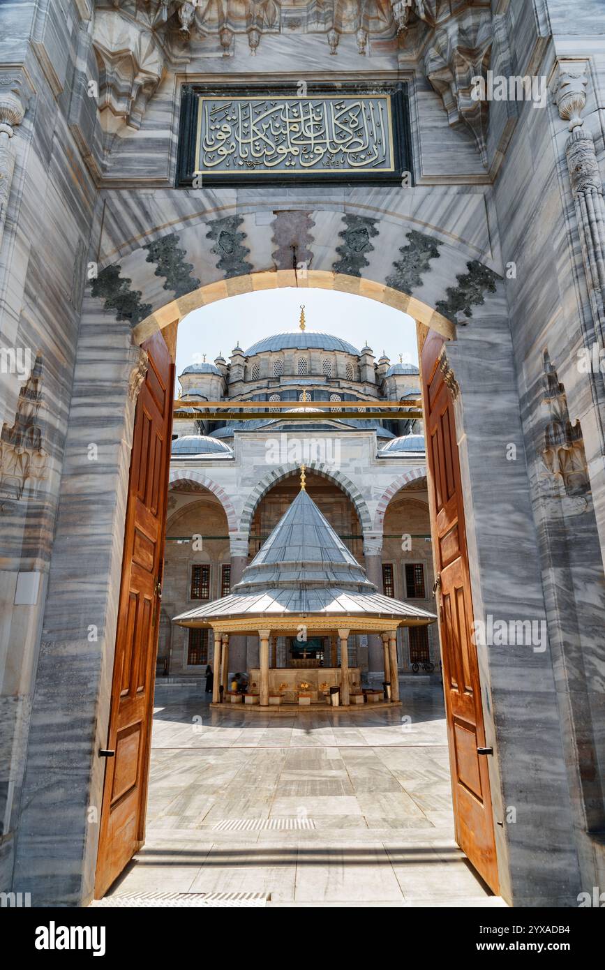 Mosque gate door entrance hi-res stock photography and images - Alamy