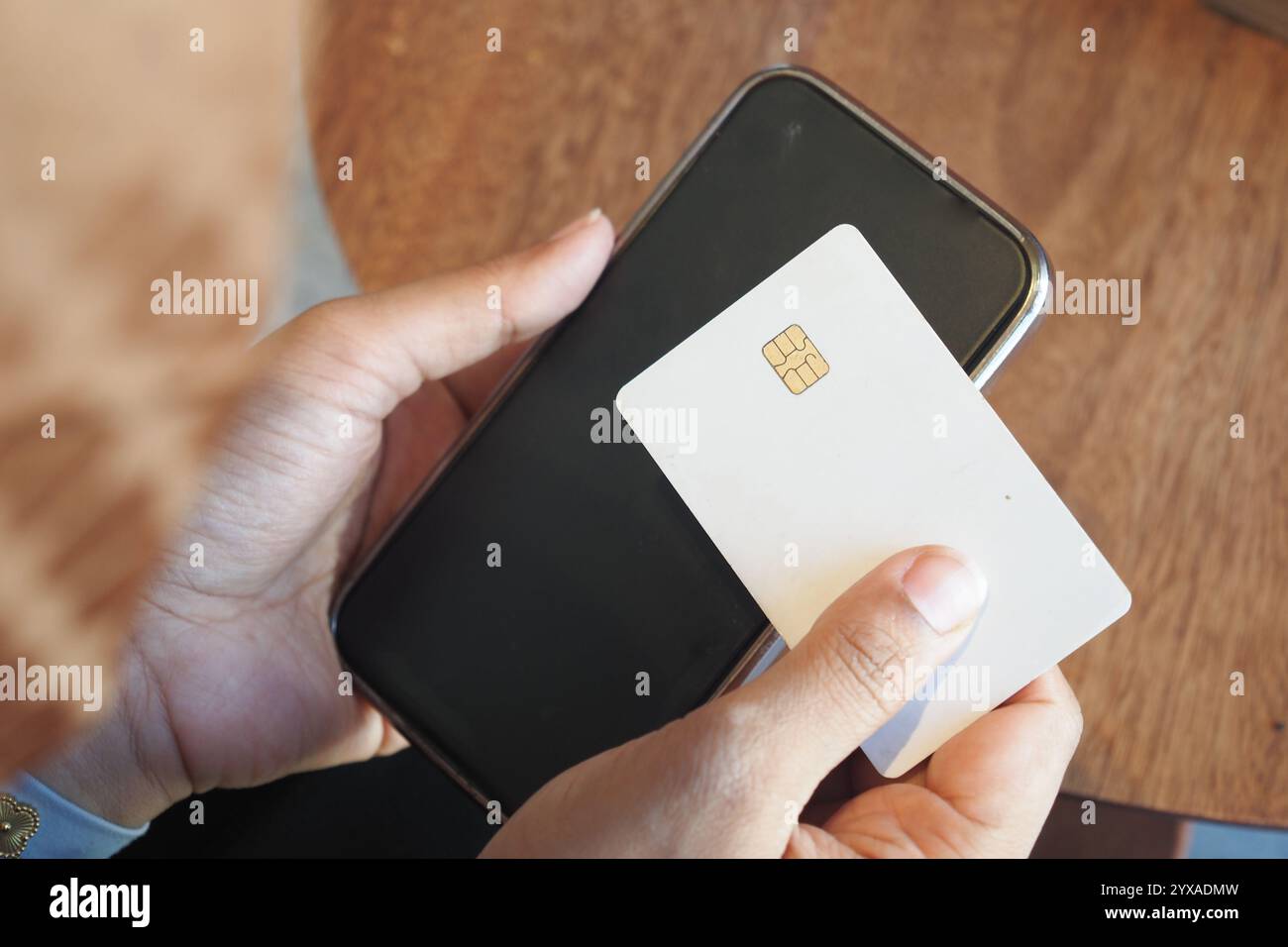 Contactless Payment Using Credit Card and Smartphone Stock Photo - Alamy
