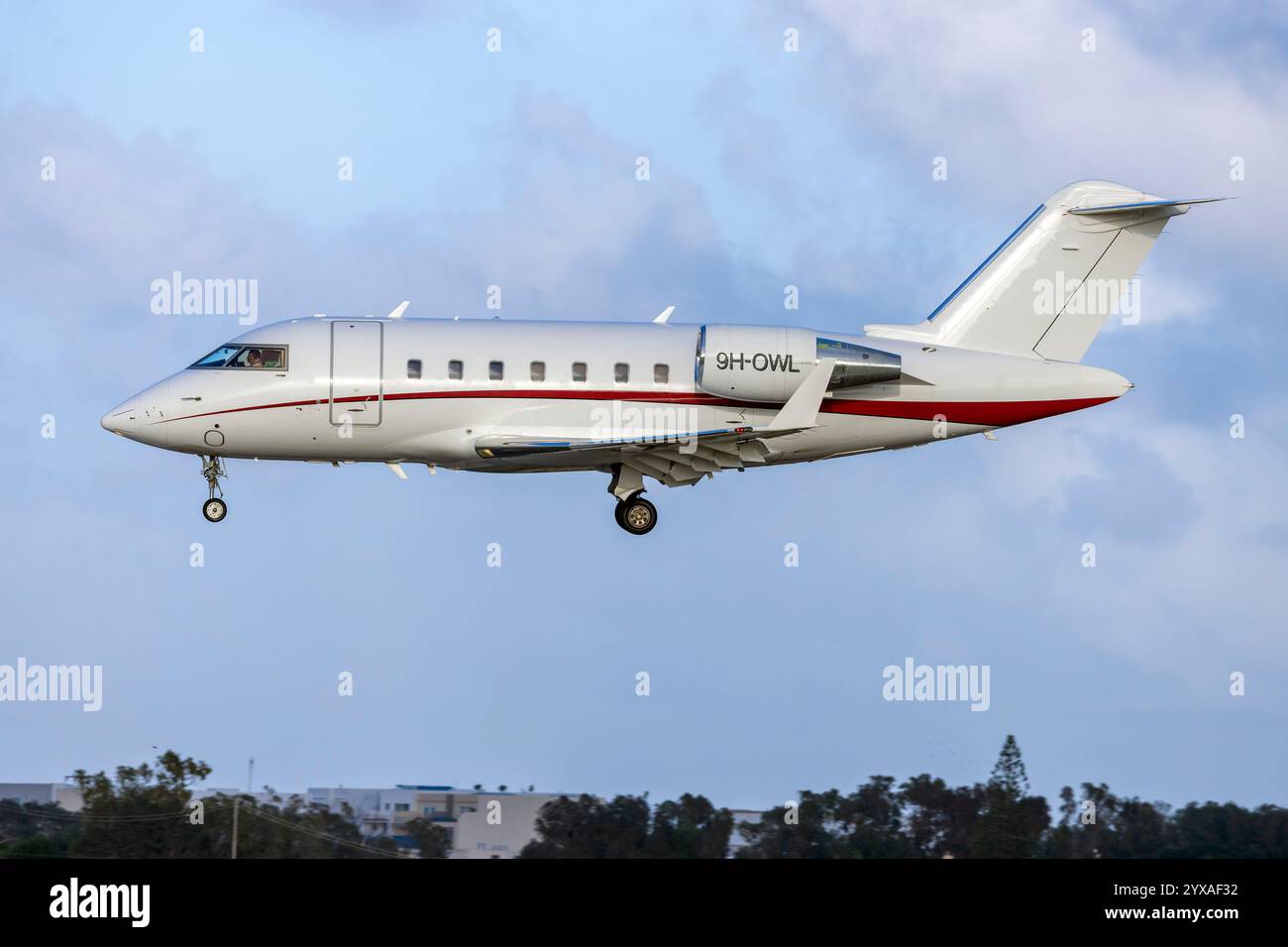 Comlux Malta Bombardier Challenger 605 (CL-600-2B16) (REG: 9H-OWL) on finals runway 31 Stock ...