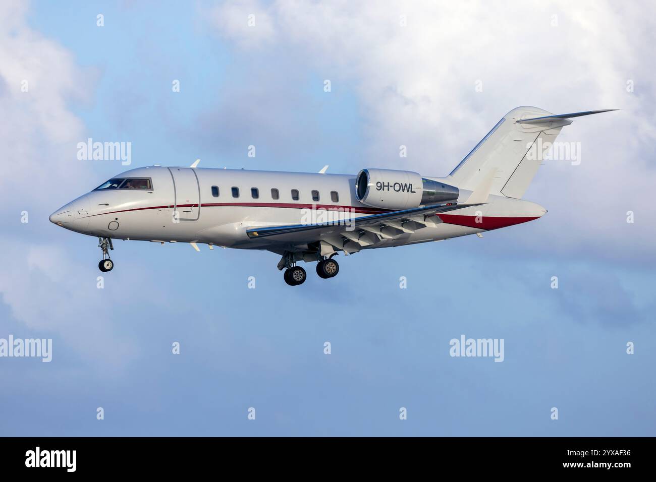 Comlux Malta Bombardier Challenger 605 (CL-600-2B16) (REG: 9H-OWL) on ...
