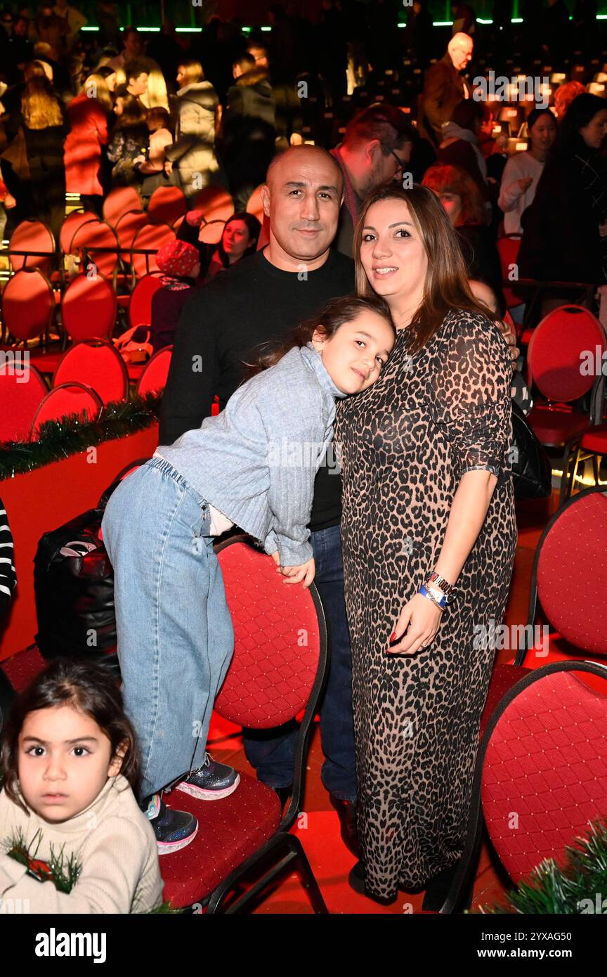 Arthur Abraham mit Ehefrau Mary Abrahamjan und Kindern bei der Premiere ...