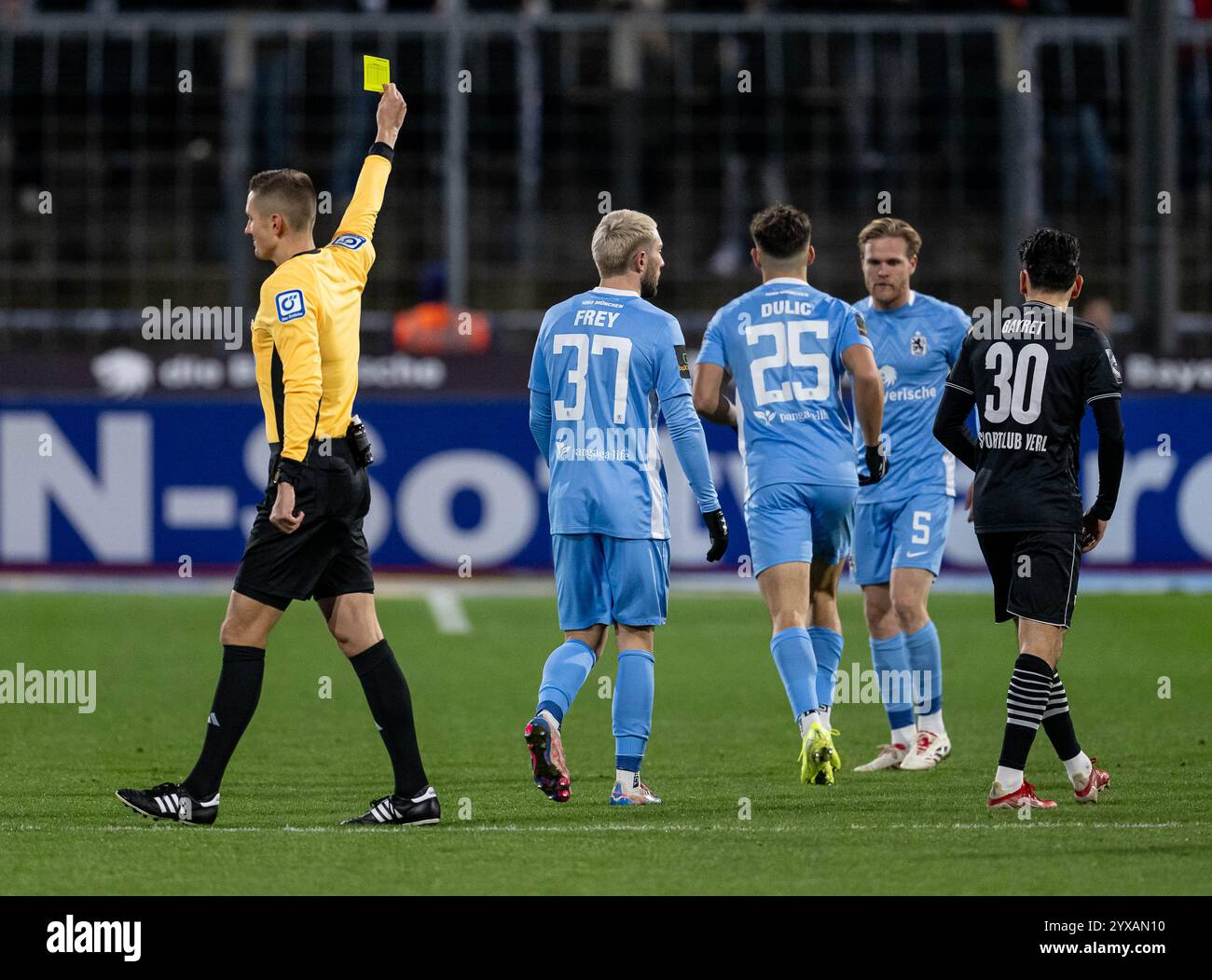 Felix Bickel (Schiedsrichter) zeigt hier Sean Dulic (TSV 1860 Muenchen ...