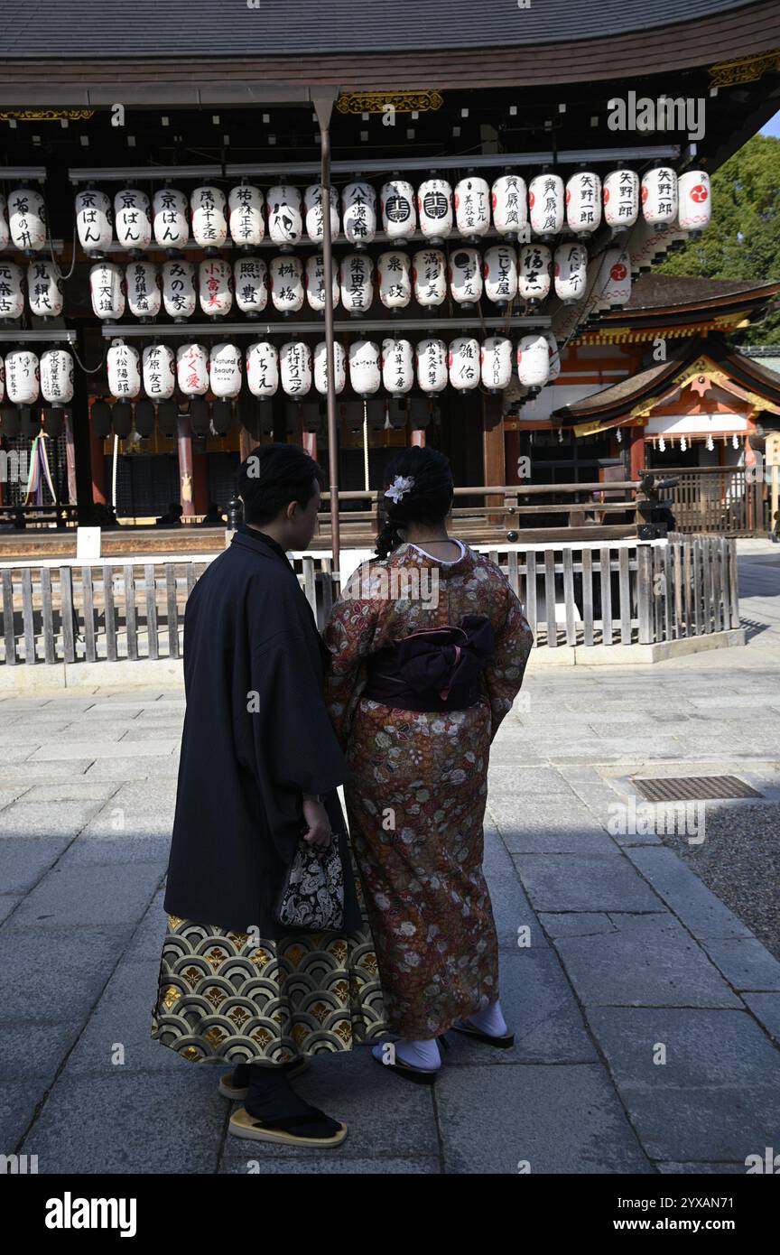 Young Japanese couple wearing the typical kimono and montsuki costumes ...