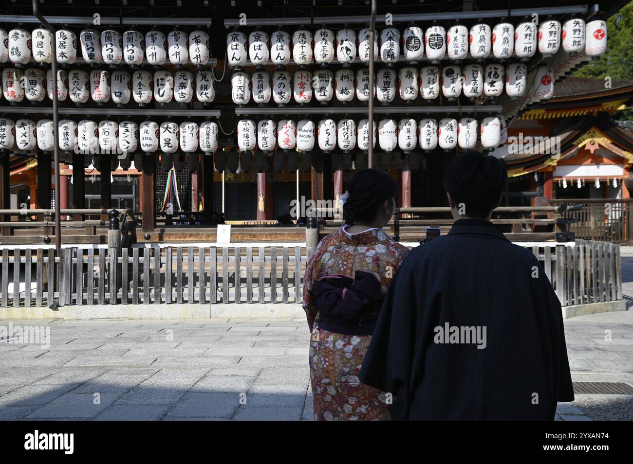 Young Japanese couple wearing the typical kimono and montsuki costumes ...