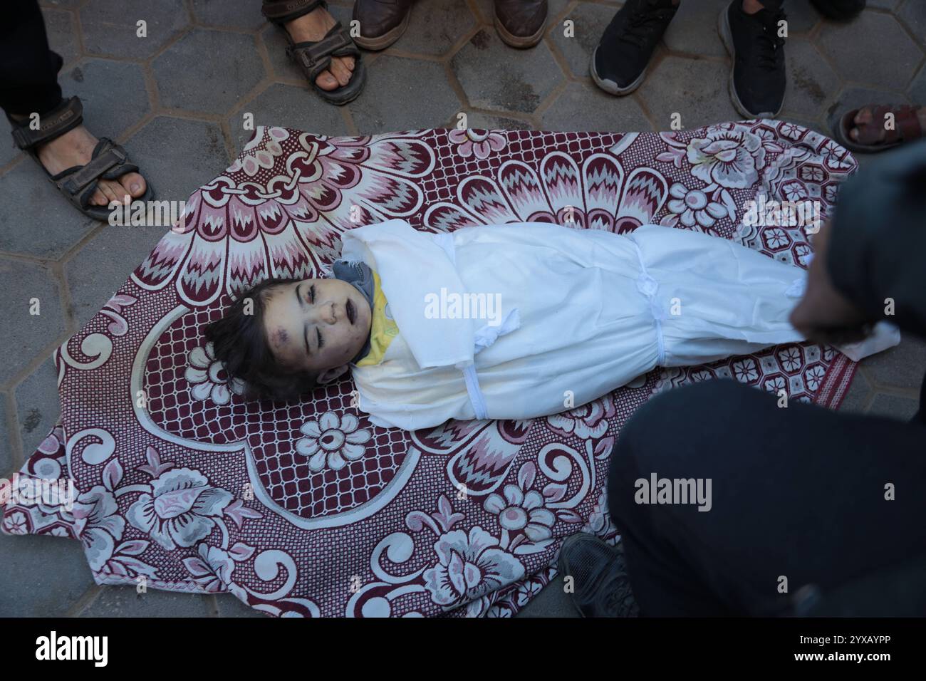 Palestinians mourn the body of child Rakan al-Tawil at Al-Aqsa Martyrs ...
