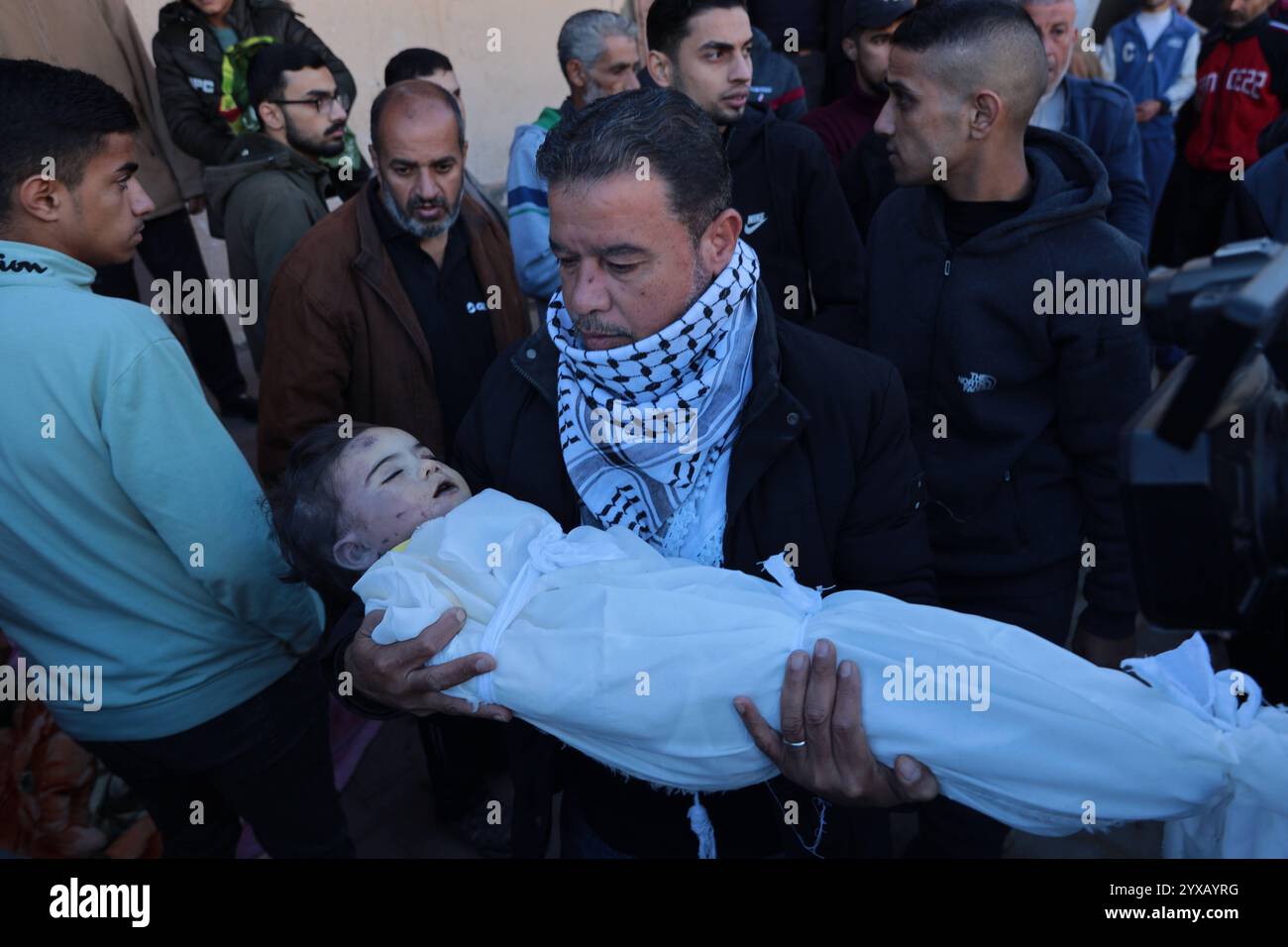 Palestinians mourn the body of child Rakan al-Tawil at Al-Aqsa Martyrs ...