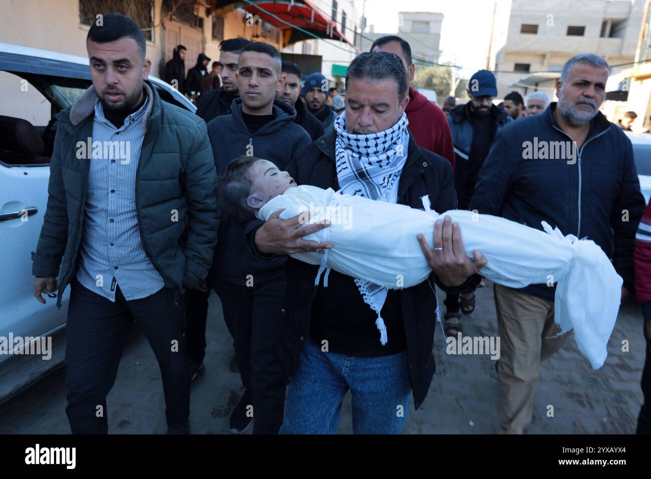 Palestinians mourn the body of child Rakan al-Tawil at Al-Aqsa Martyrs ...