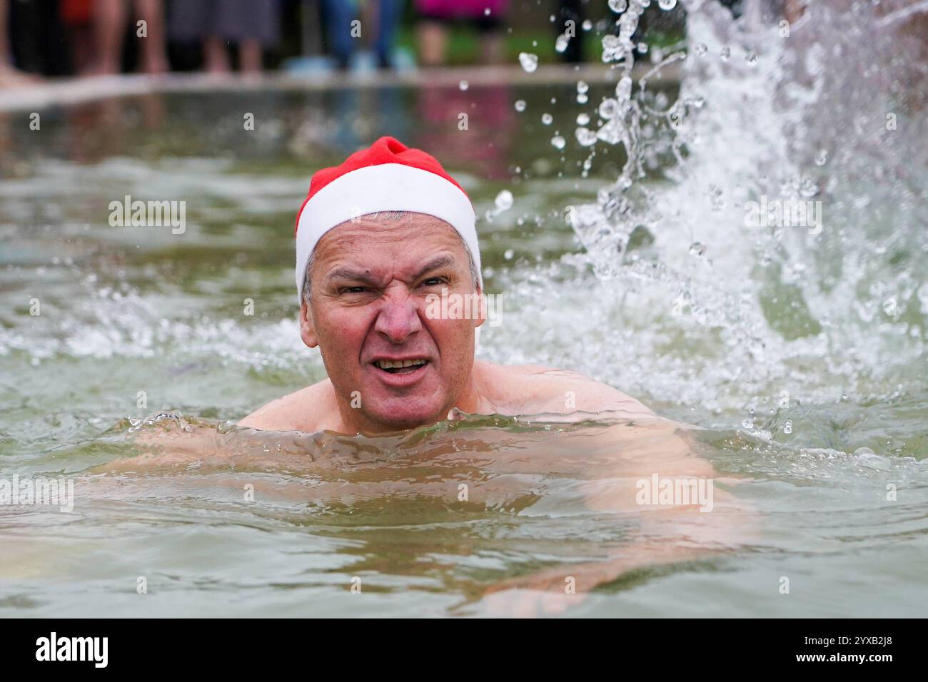 Schwimmer steigen ins Becken des Fritz-Becker Bad zum alljährlichen ...