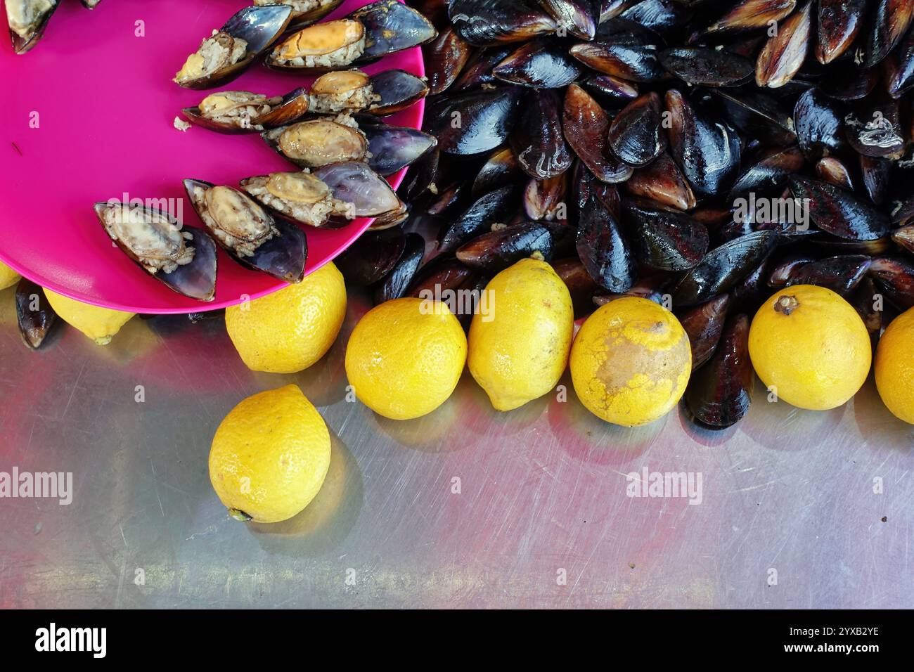 Turkish street food stuffed mussels hi-res stock photography and images ...