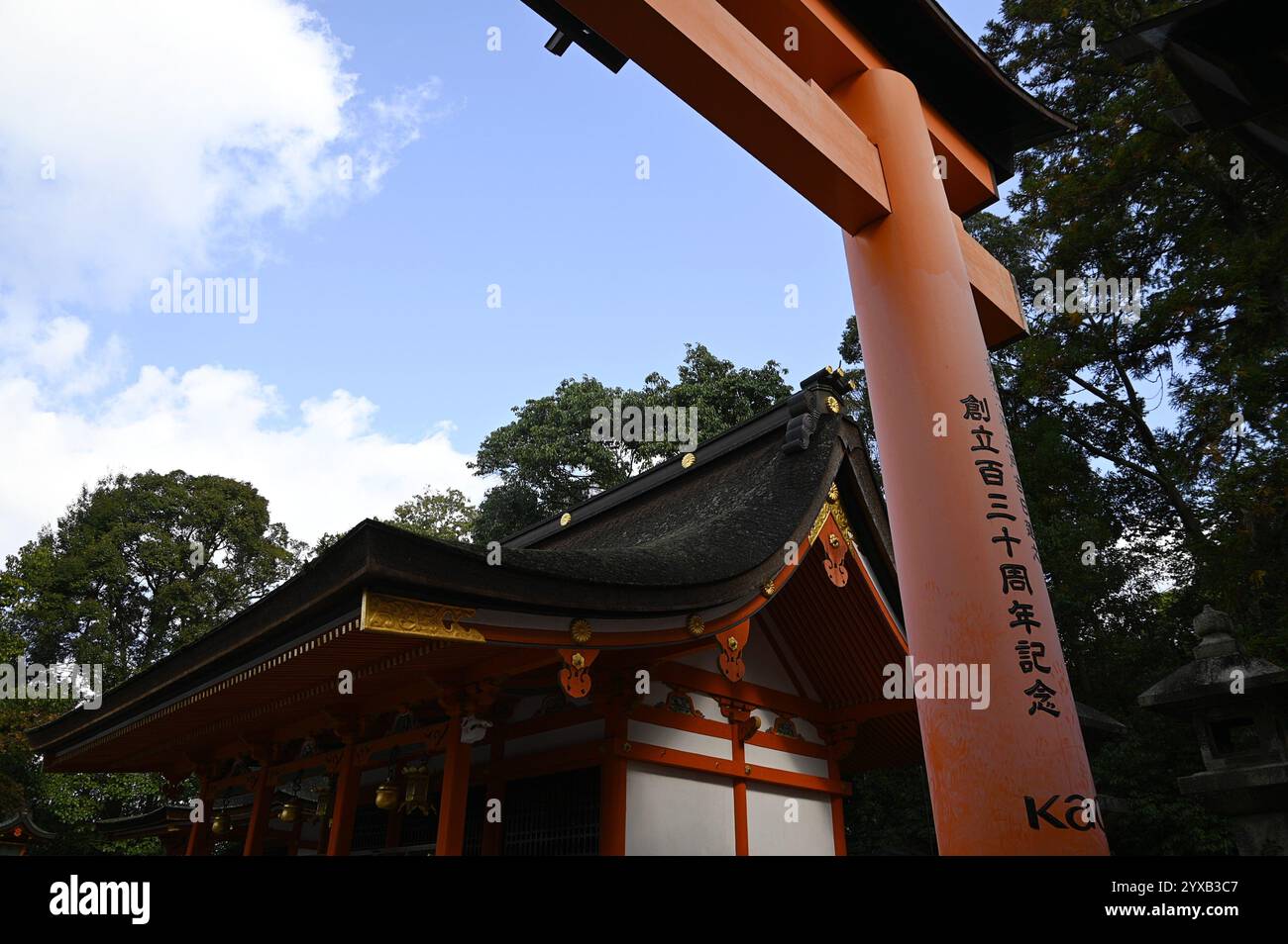 Scenic view of a giant vermilion torii gate in front of the Rōmon Gate ...