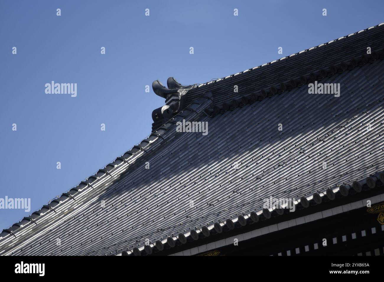 Rooftop architectural detail of the Edo period Amida-dō Hall at Higashi ...