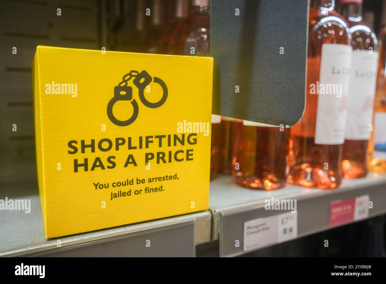 Sign warning shoplifters hi-res stock photography and images - Alamy