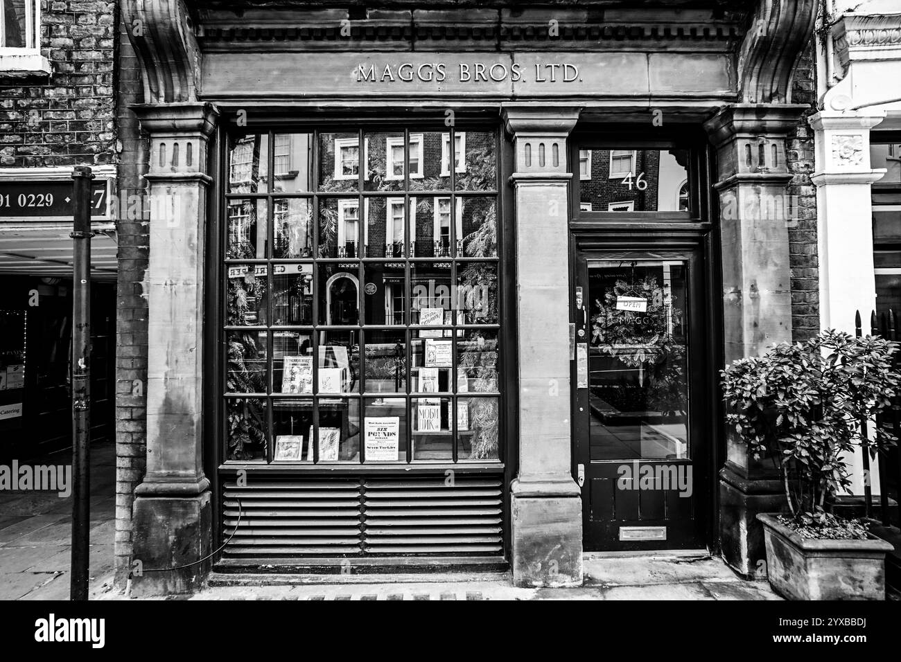 Old Fashioned Shop Stock Photo - Alamy