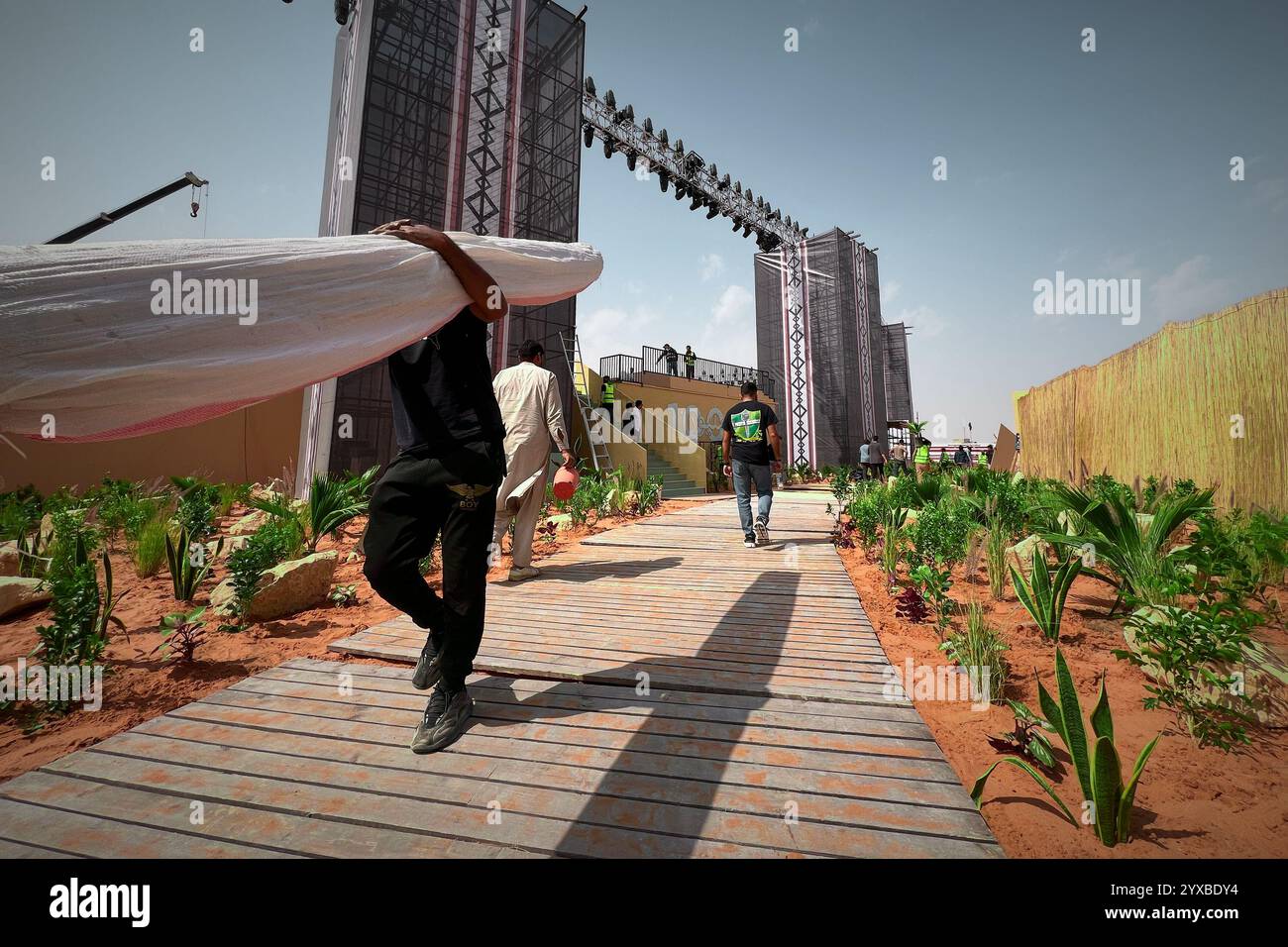 Saudi arabia construction worker hi-res stock photography and images ...