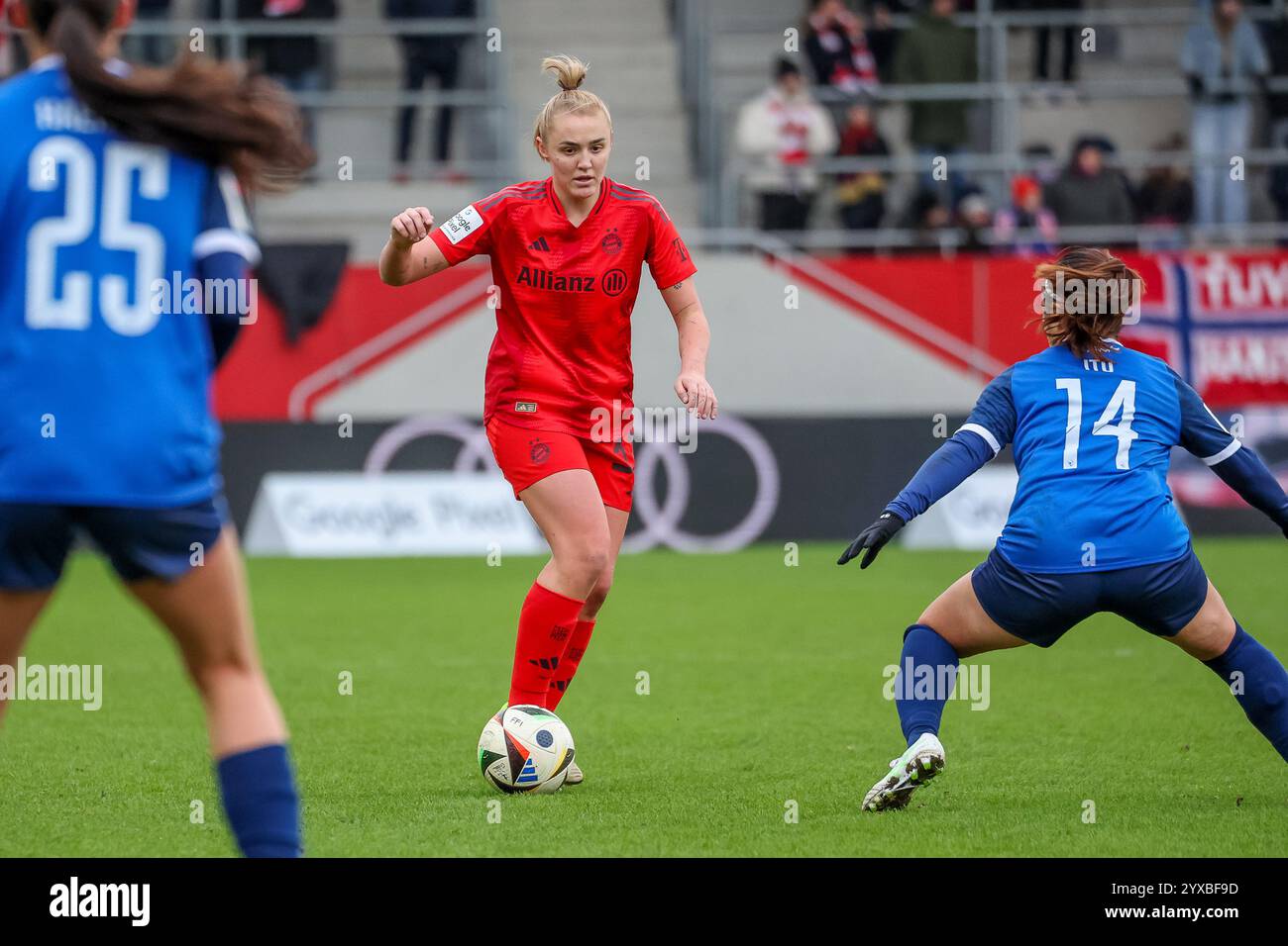 Georgia Standway (FC Bayern Muenchen, #31) mit Ball, mit Sara Ito (1 ...