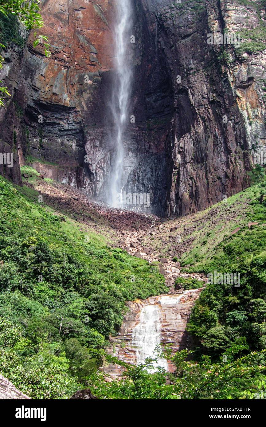 View of the tail of Angel Falls, highest waterfall, Ayantepui, Gran ...