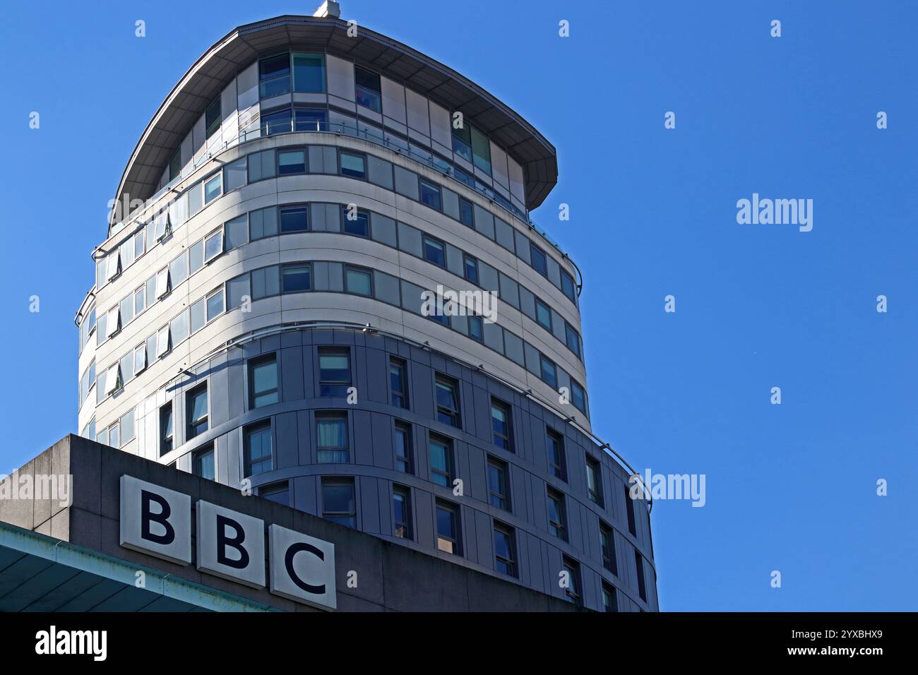 Bbc logo on building hi-res stock photography and images - Alamy