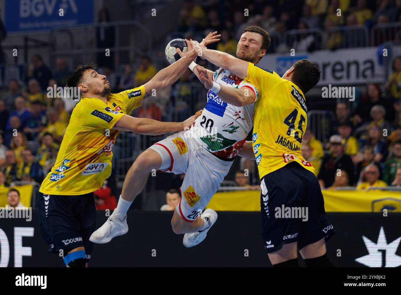 Philipp Weber (SC Magdeburg) im Zweikampf mit Ivan Martinovic (Rhein ...