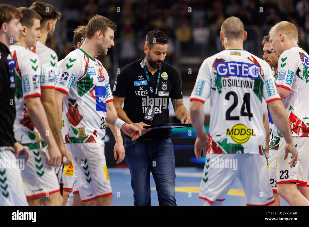 Bennet Wiegert (SC Magdeburg) mit der Mannschaft waehrend der Auszeit ...