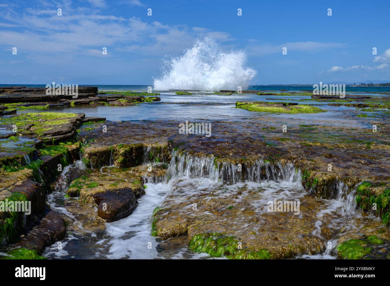 Breaking crashing waves hi-res stock photography and images - Alamy