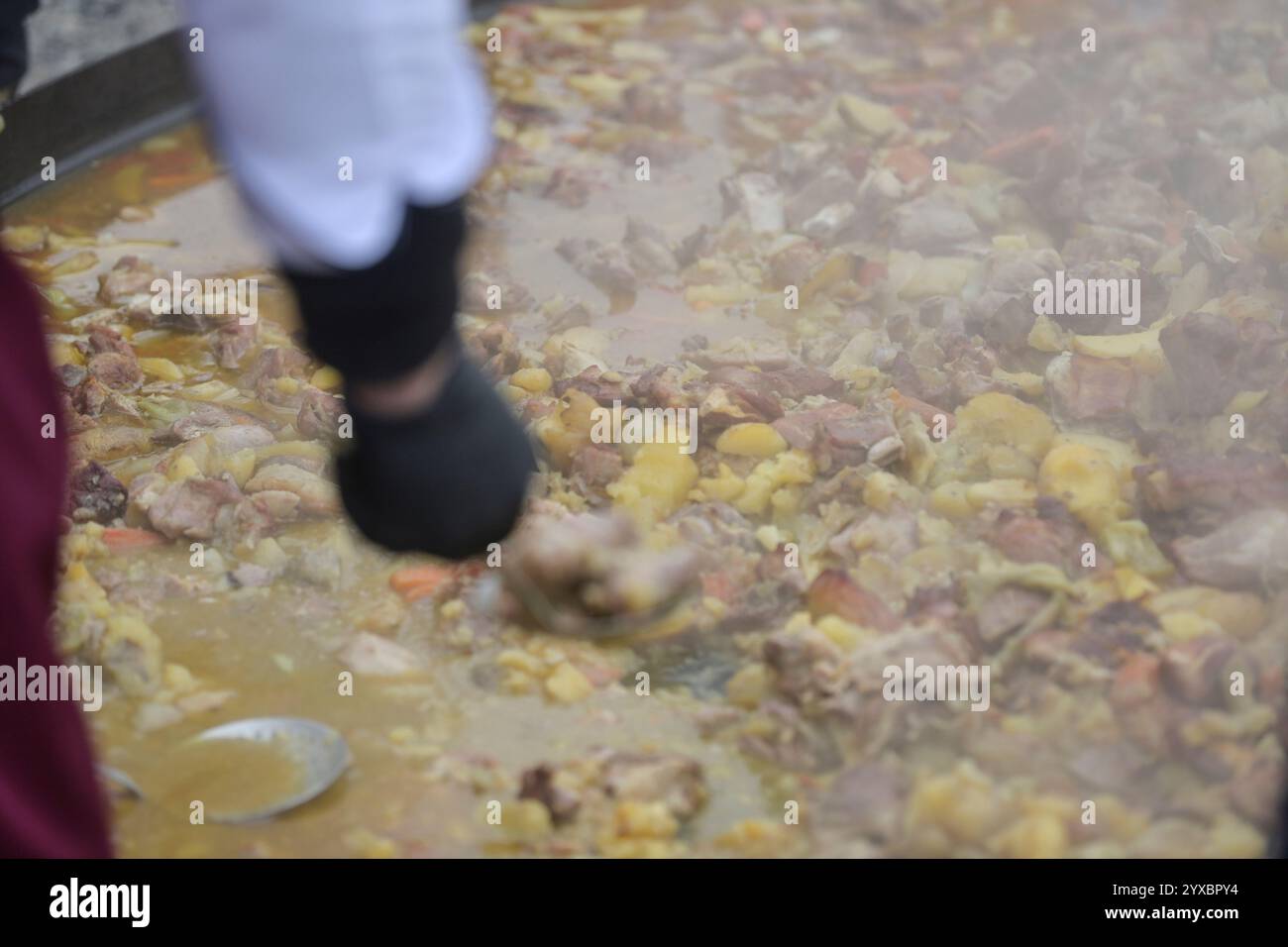 Man cooks the largest 'peka' in the world with 200 kilograms of meat ...