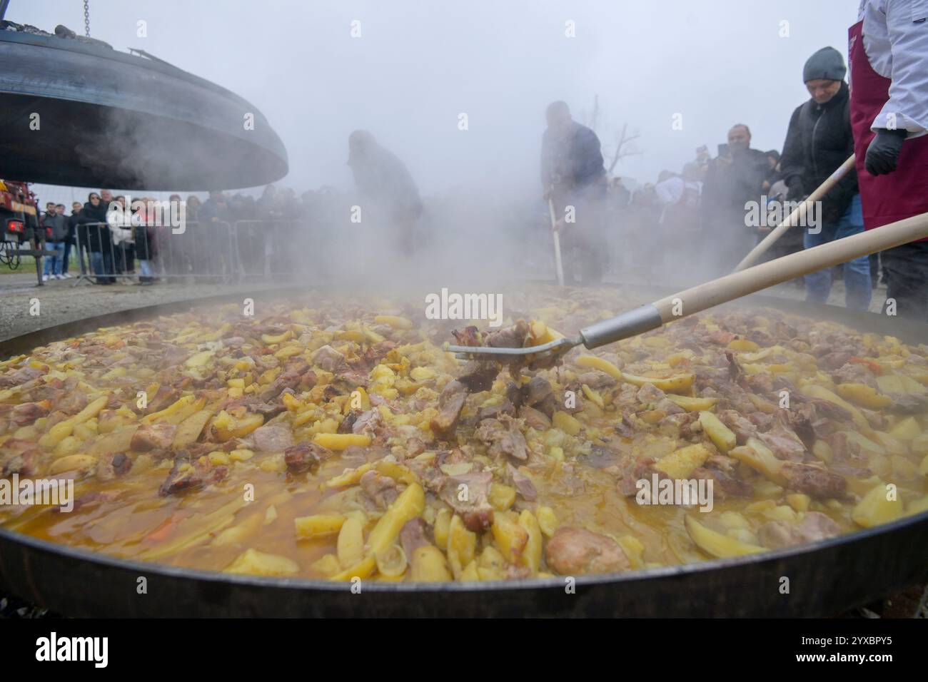 People cooks the largest 'peka' in the world with 200 kilograms of meat ...