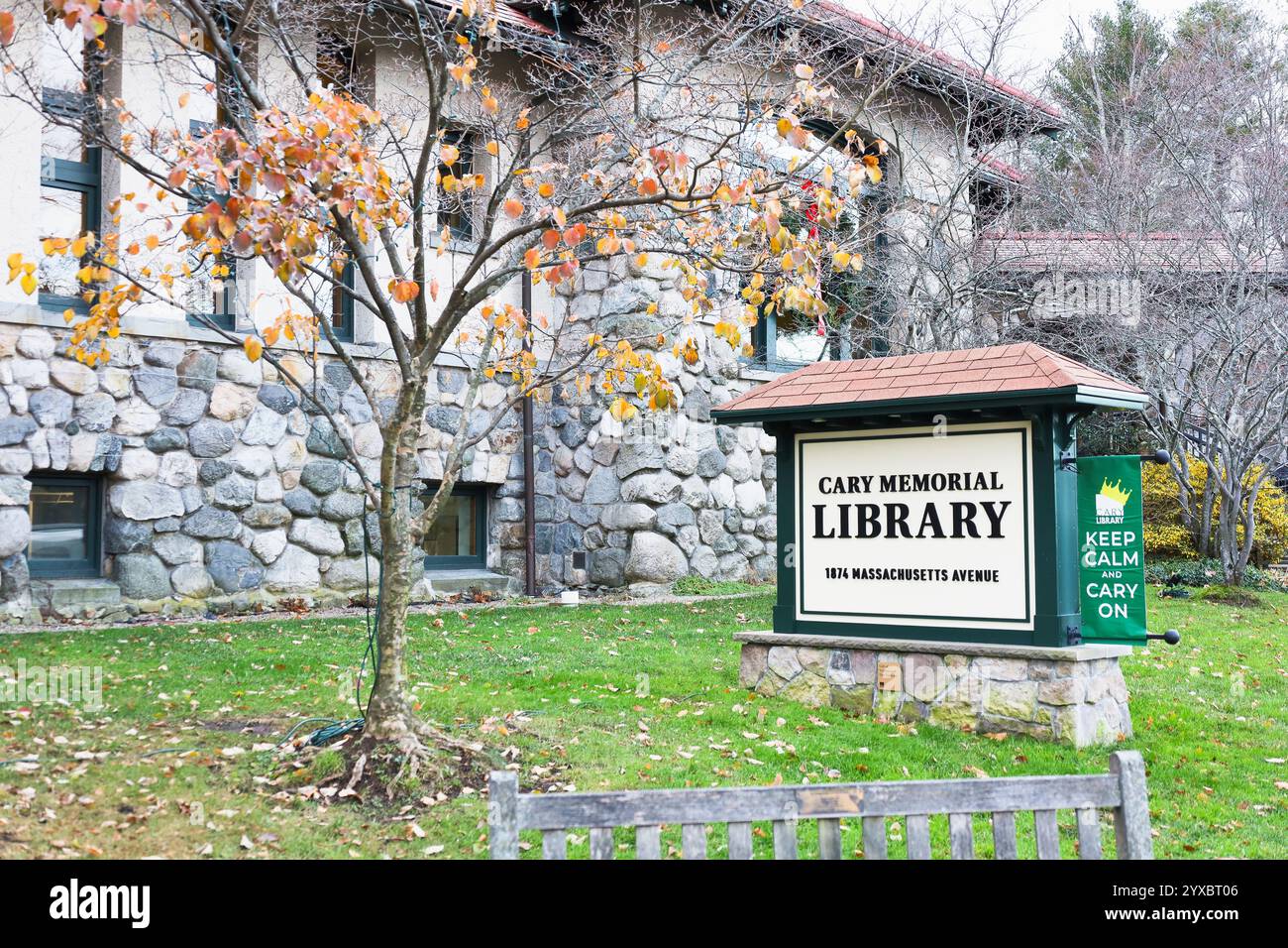 A sign of Cary Memorial Library in front of the library building in ...