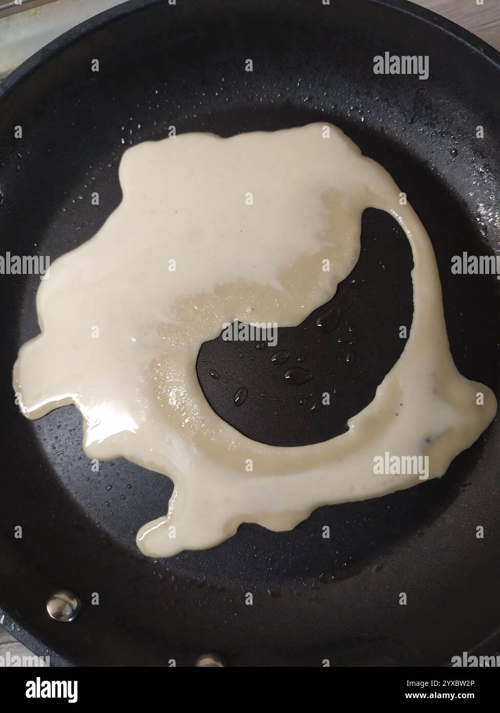 Pouring pancake batter hi-res stock photography and images - Alamy